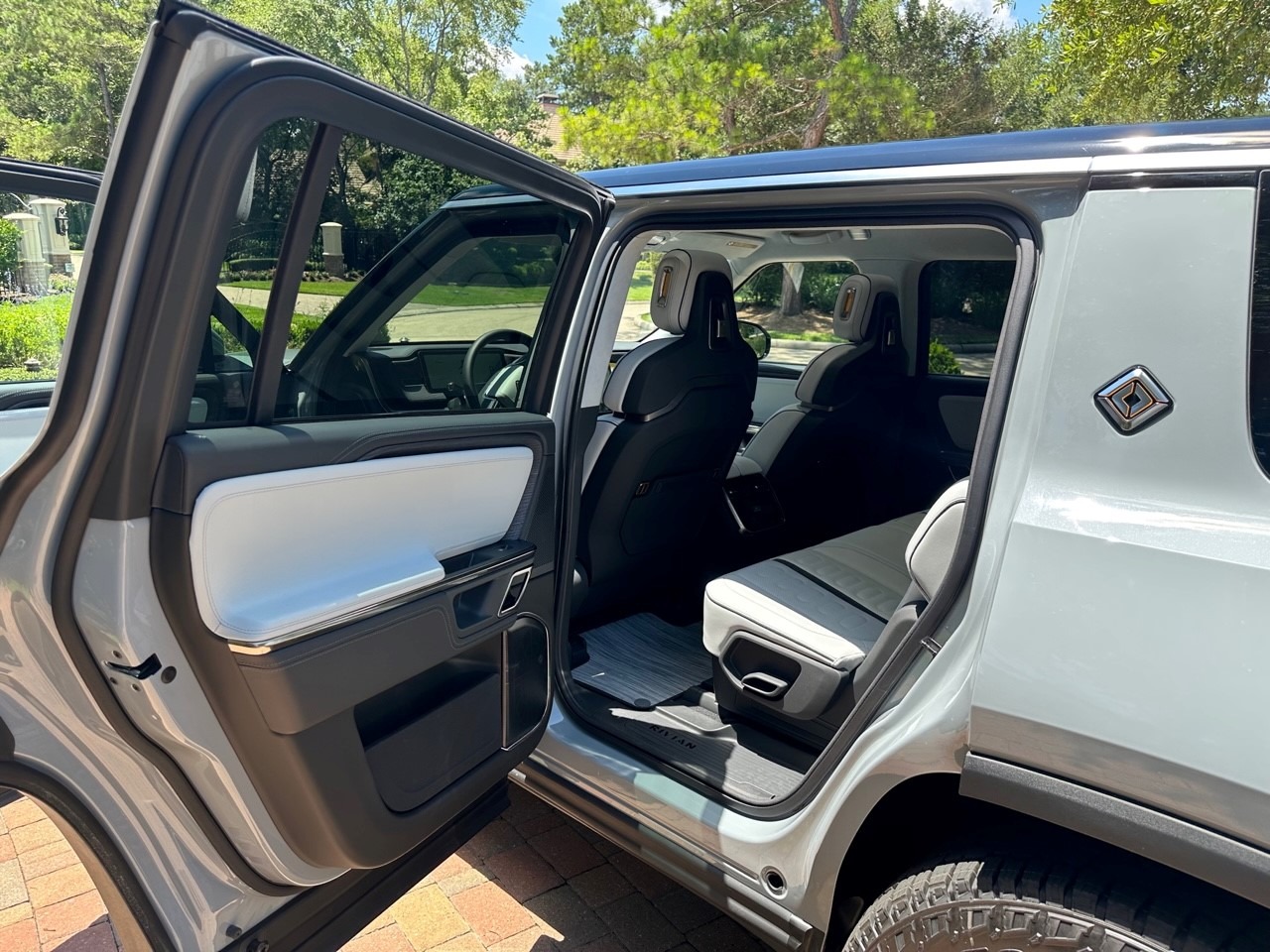 2023 Rivian R1S Adventure - Find My Electric