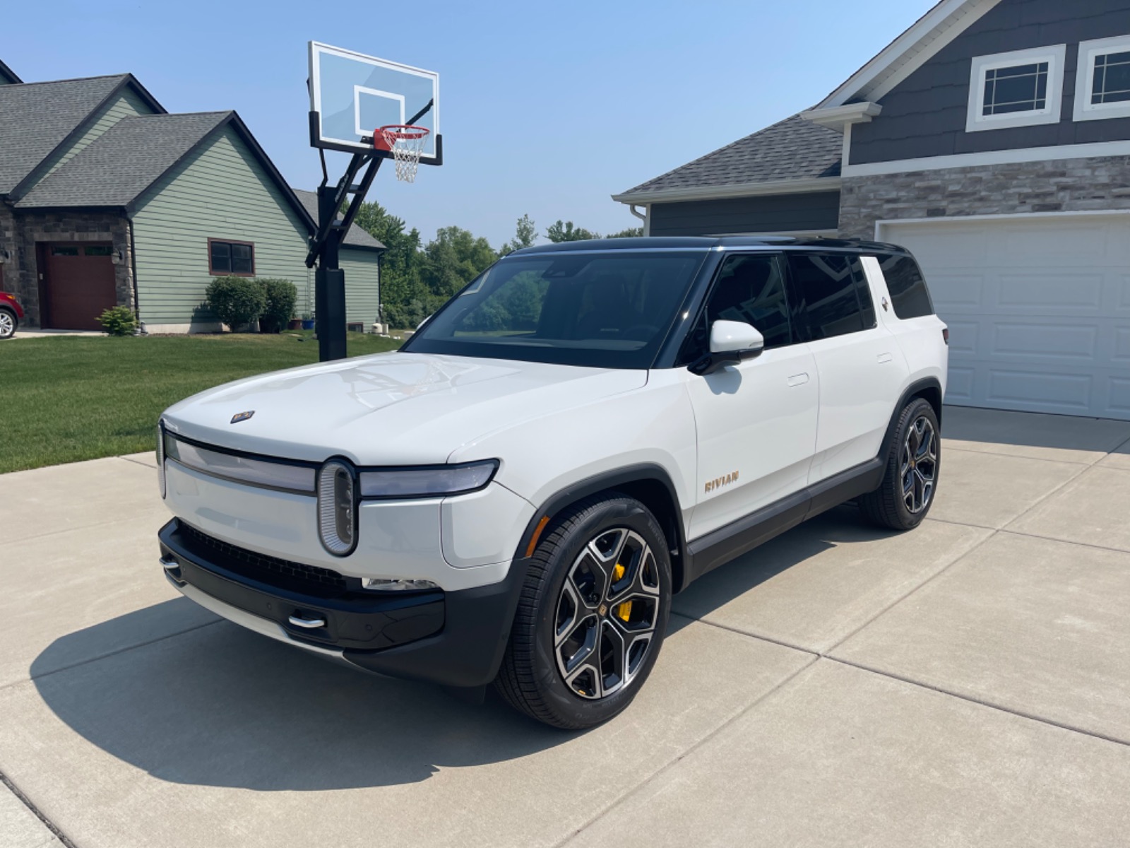 2023 Rivian R1S Adventure - Find My Electric
