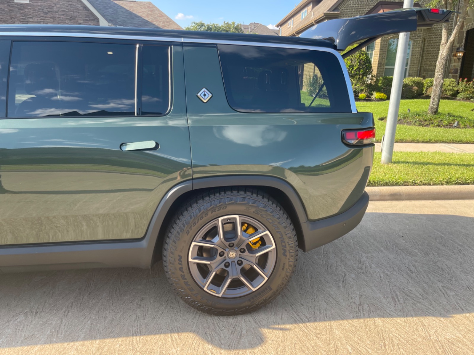 2023 Rivian R1S Adventure - Find My Electric