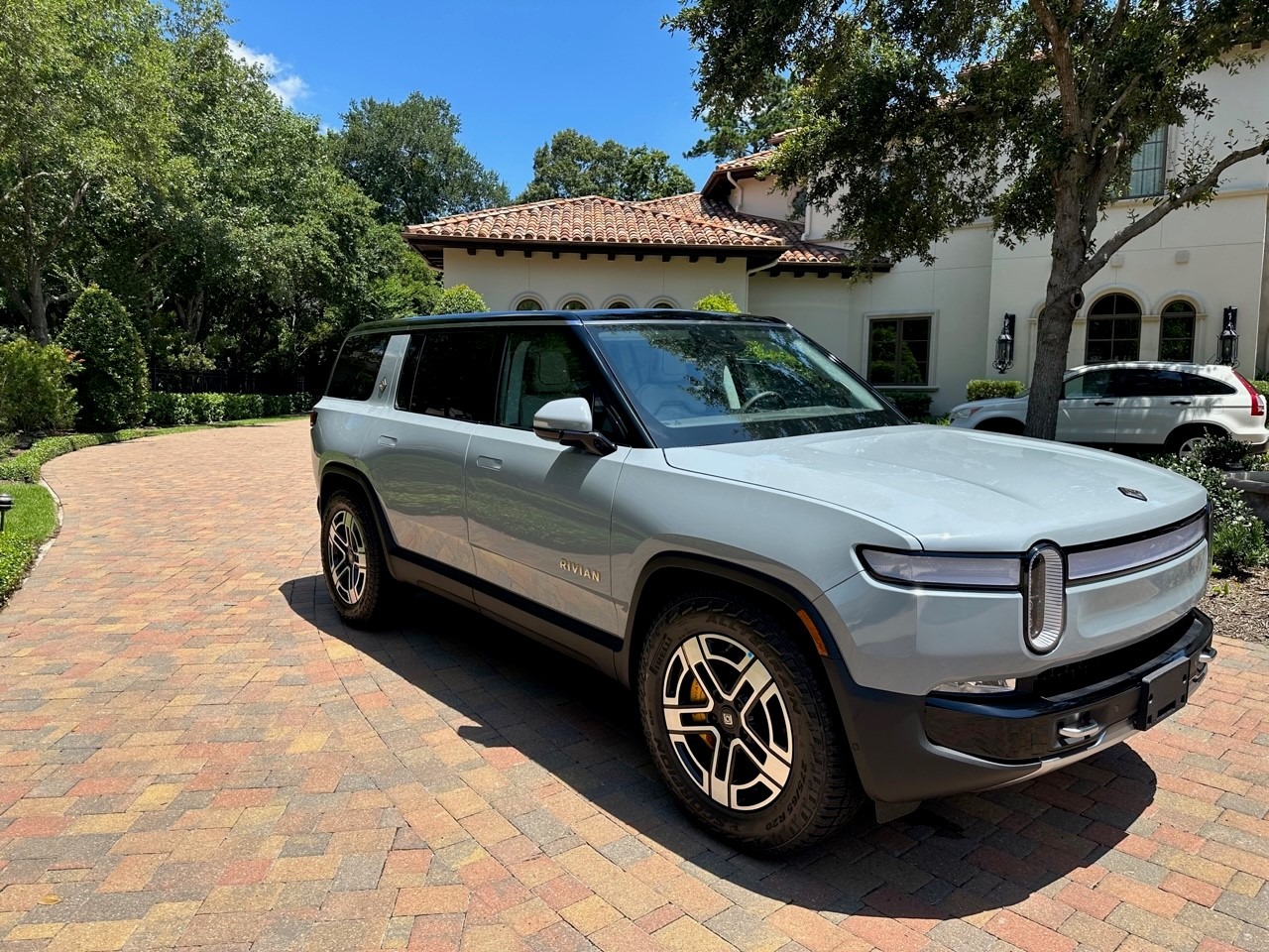 2023 Rivian R1S Adventure - Find My Electric