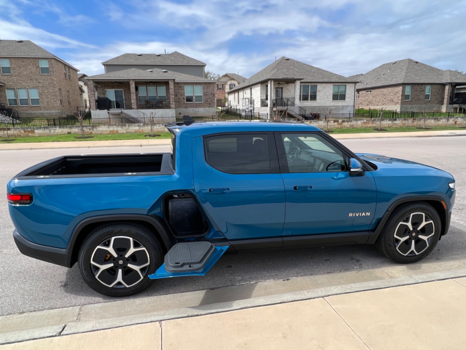 2023 Rivian R1T Adventure - Find My Electric