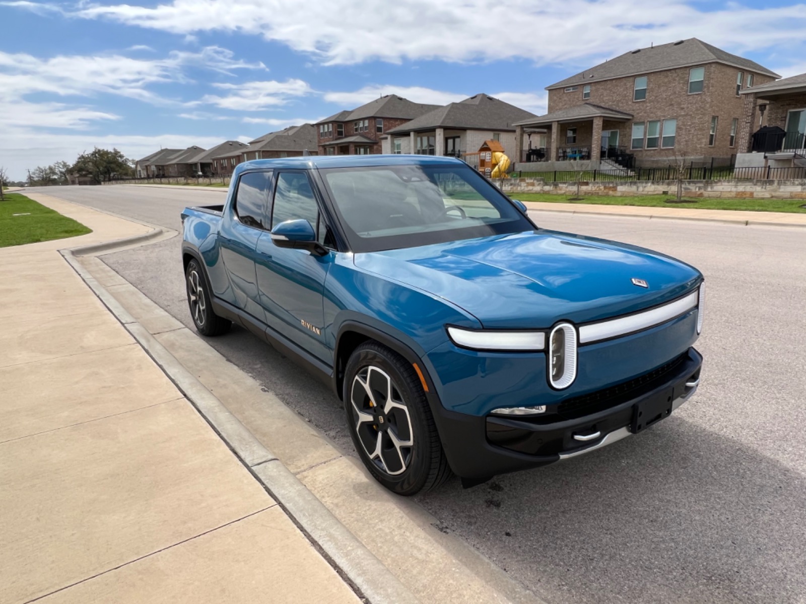 2023 Rivian R1T Adventure - Find My Electric