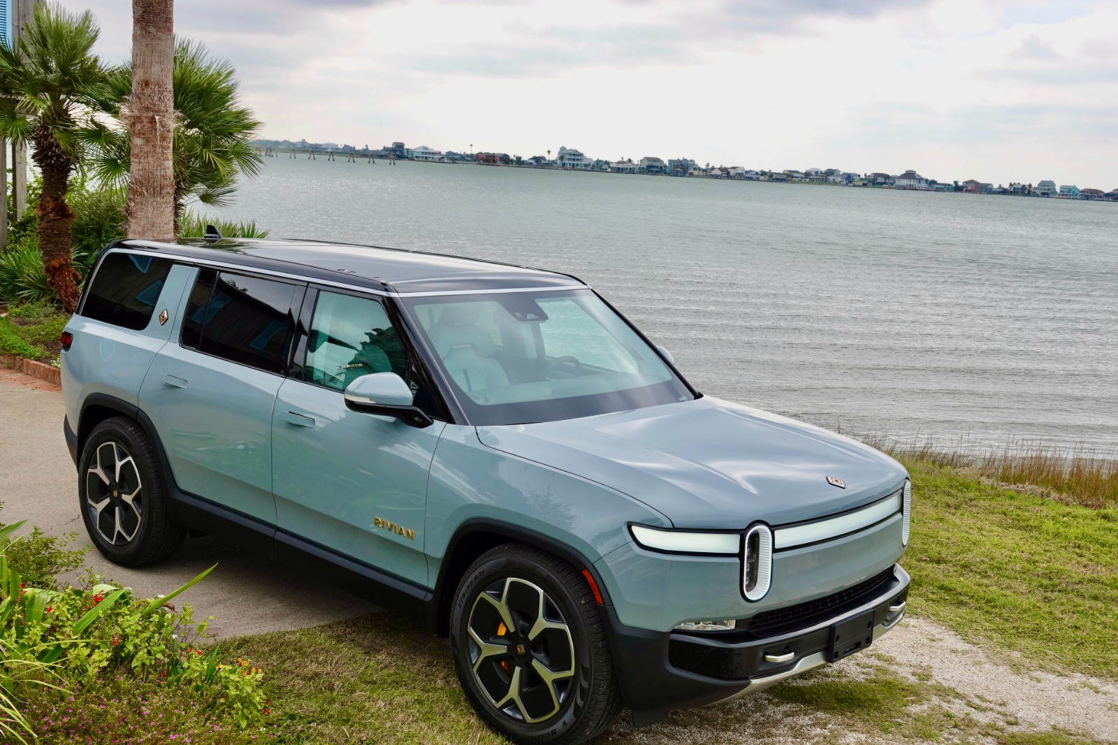 2023 Rivian R1S Adventure - Find My Electric