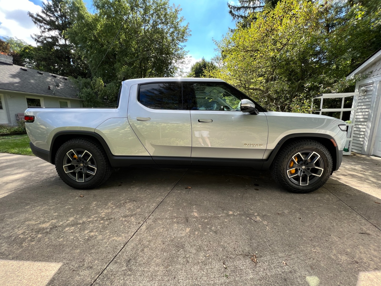 2022 Rivian R1T Adventure - Find My Electric