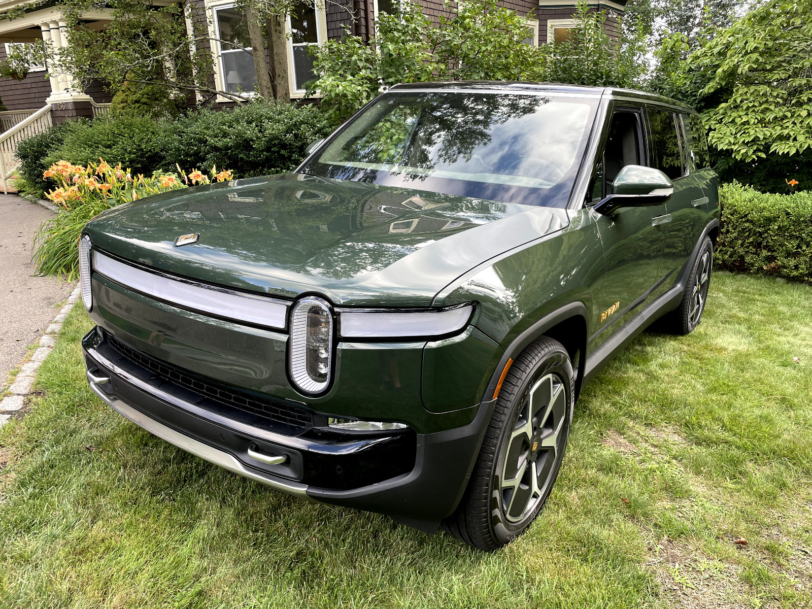 2023 Rivian R1S Adventure - Find My Electric
