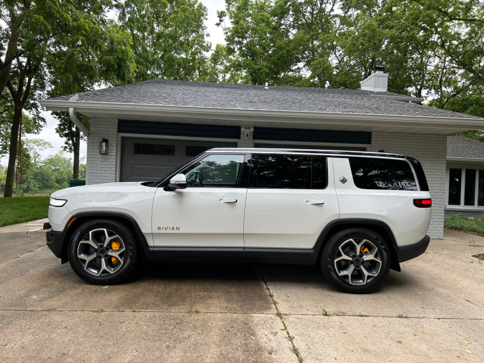 2023 Rivian R1S Adventure - Find My Electric